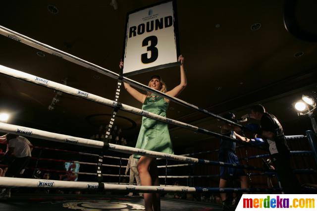FOTO : GADIS RING SEKSI, PEMBAWA PAPAN RONDE DI RING TINJU