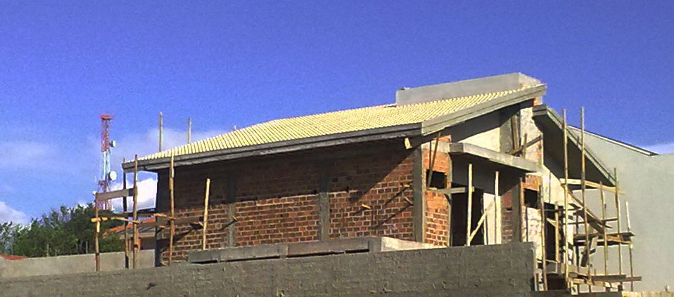 Sobrado Novo em Construção.: Telhado e reboco na fachada do sobrado.