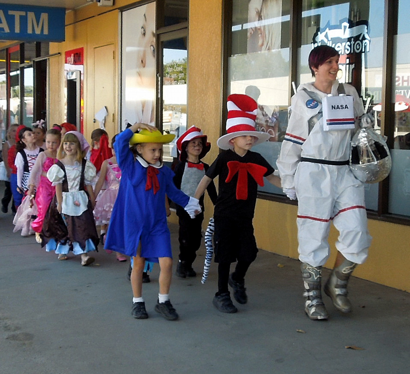 Robin's Ramblings: Book week parade again