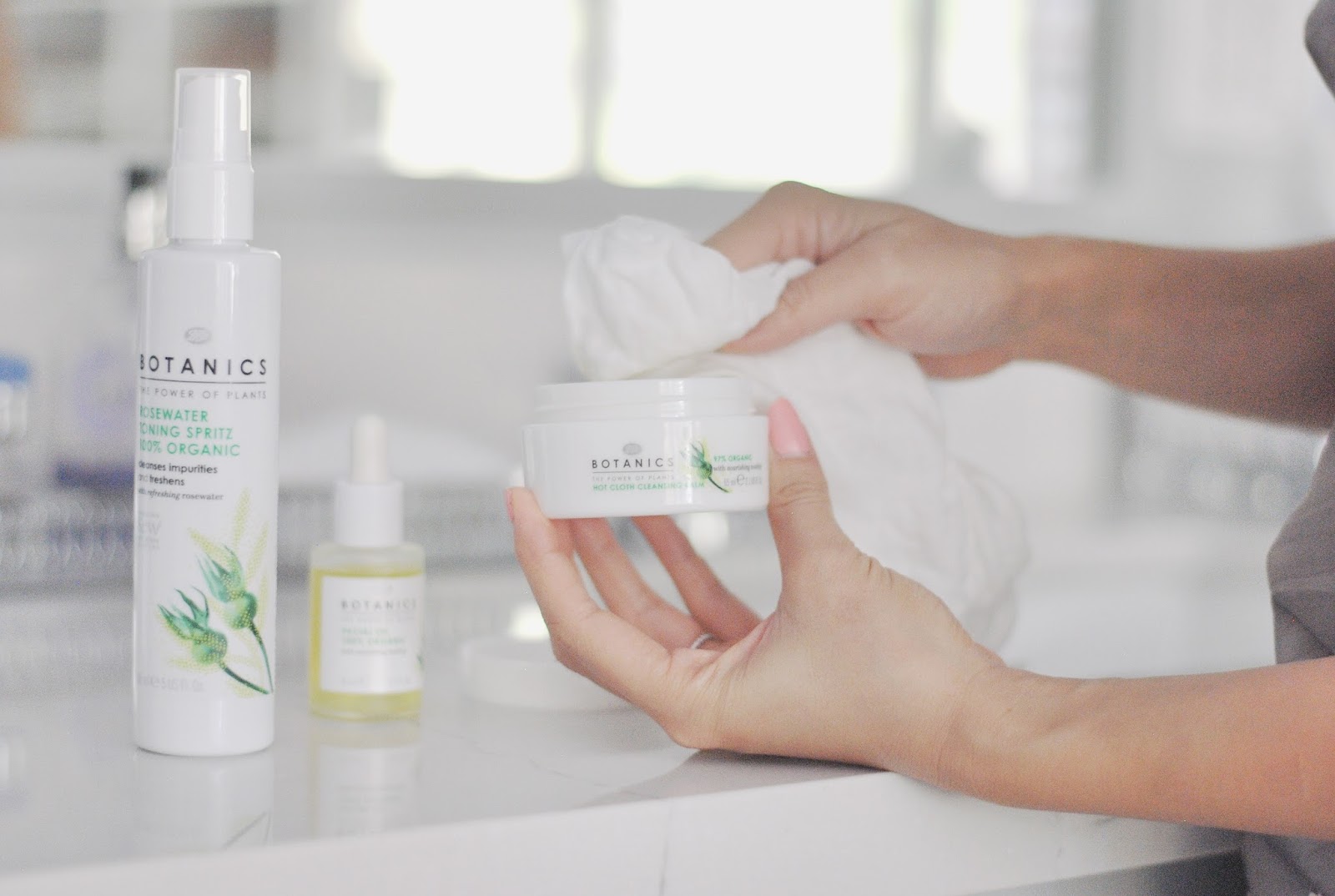 Summer Beauty | Poolside Glow