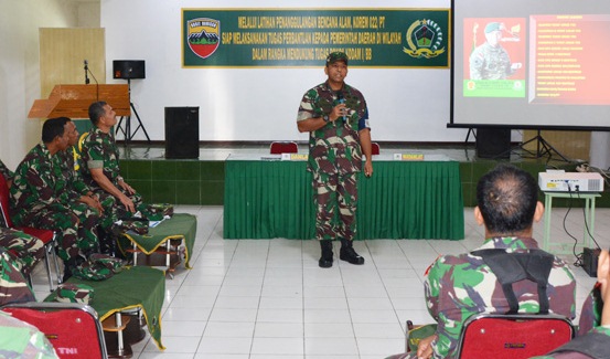 Prajurit Korem 022/PT Latihan Penanggulangan Bencana Alam - Menjaga ...