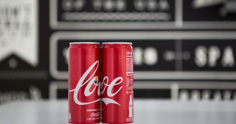 le Coca-cola love: fantastico omaggio della bevanda più famosa al mondo ...