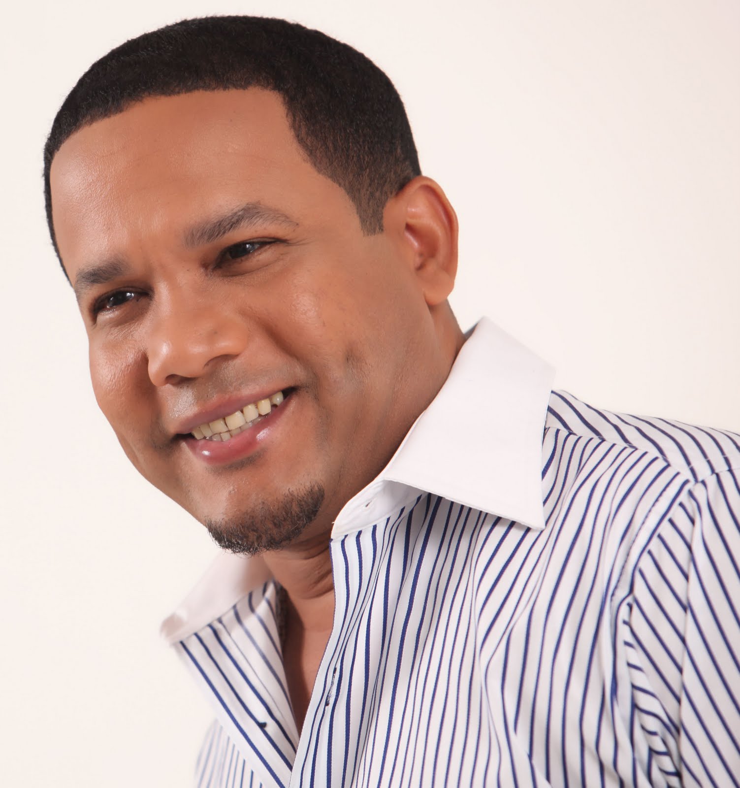 NOTICIAS Y EFEMERIDES MUSICALES Y DEL CINE: HÉCTOR ACOSTA, UN 26 DE ...