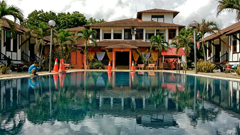 Outdooritis: Lis Na Ree, All Budget Beach Stay At Kuantan