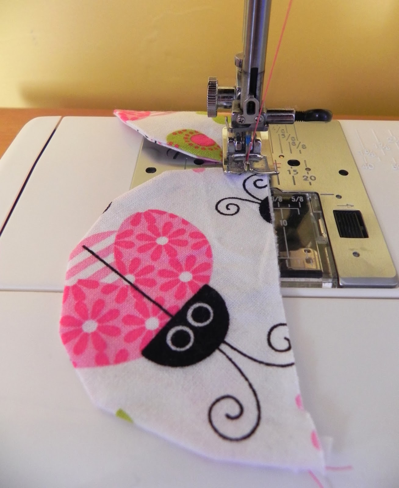 littlepunkinpie: Easy Fabric Flower Tutorial