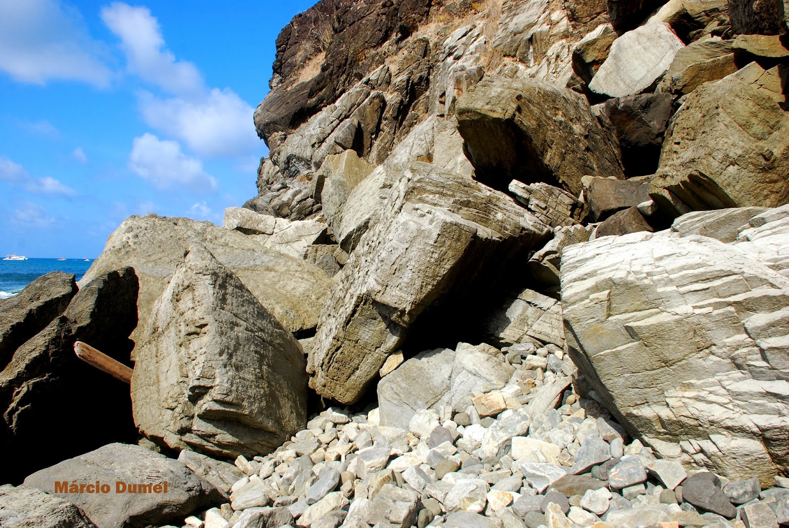 Marcio Dumel: ROCHA ÍGNEA TRAQUITO