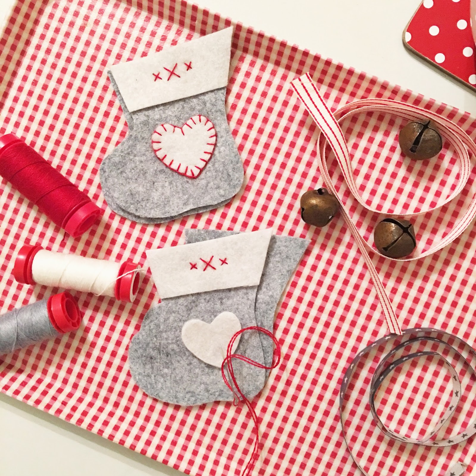 A little happy Tutorial ~ Christmas Stocking Garland | A Little Happy Place