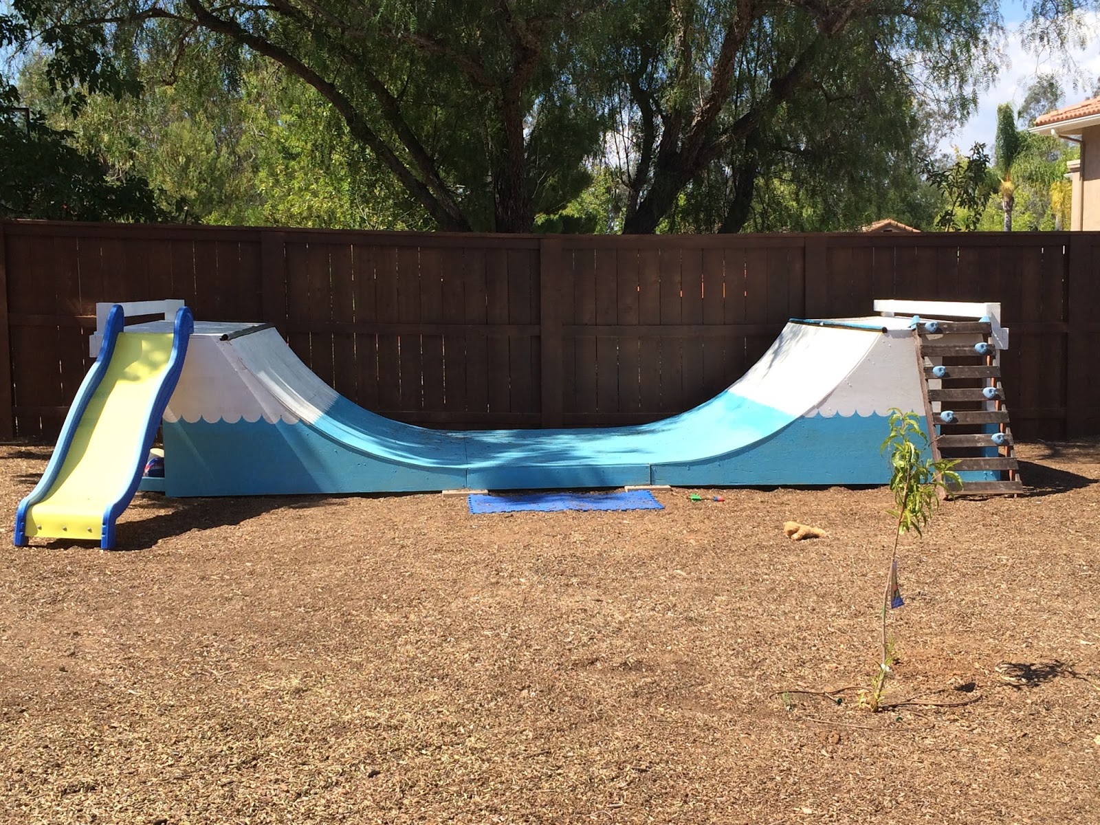 SKATE-HOME: Backyard with half pipe - The perfect gift for children