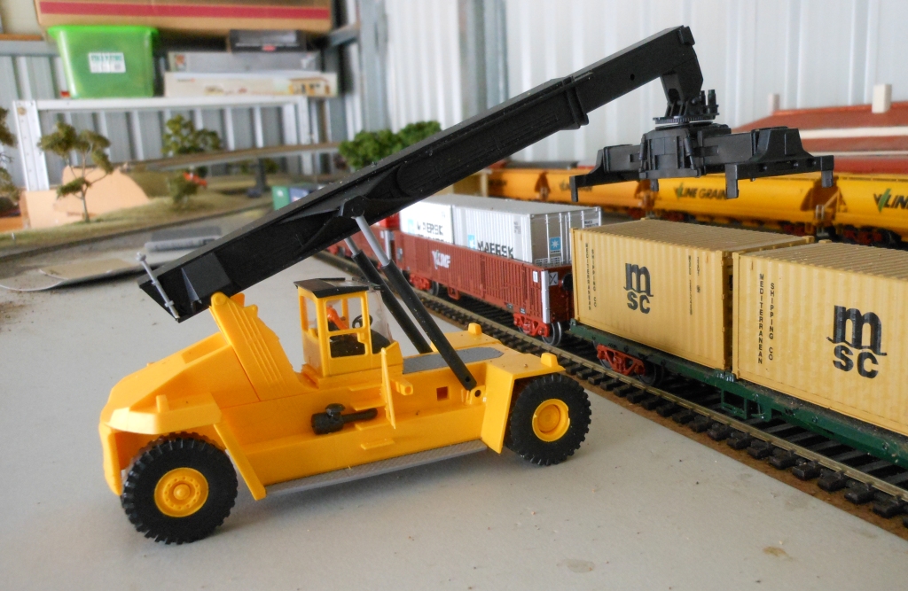 Andrew's intermodal warbler: Reach Stackers in HO