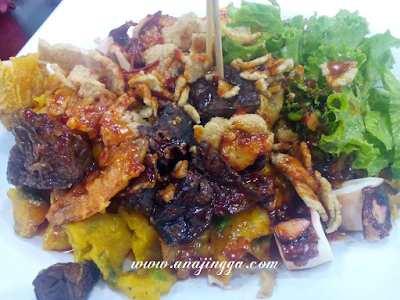 Colek Ayam dan Air Kelapa Baldi di Warung Cikgu