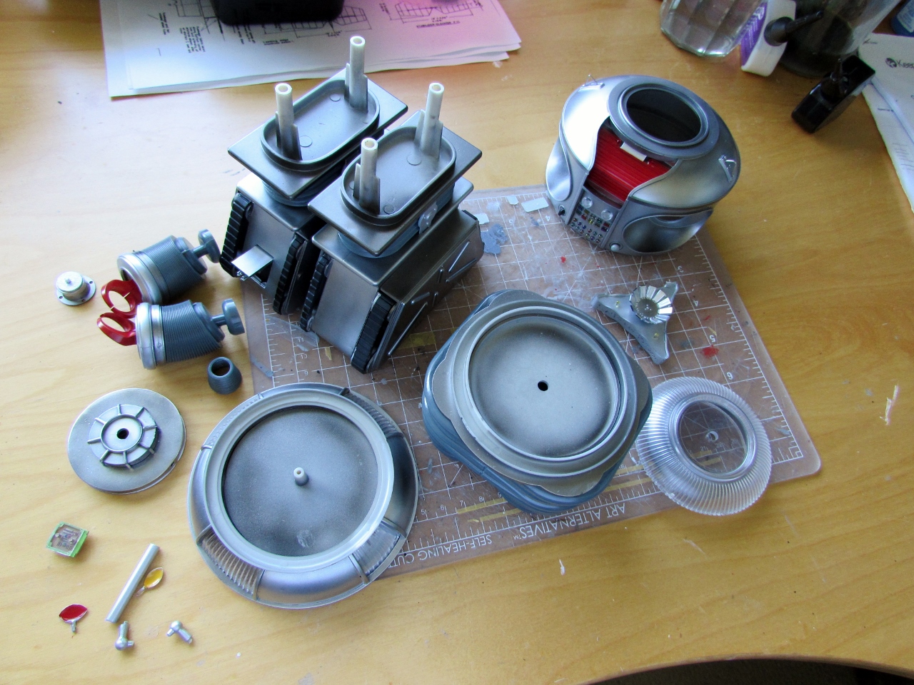 Wings of Intent: Moebius Models 1/6th Robot B9 from Lost in Space TV show