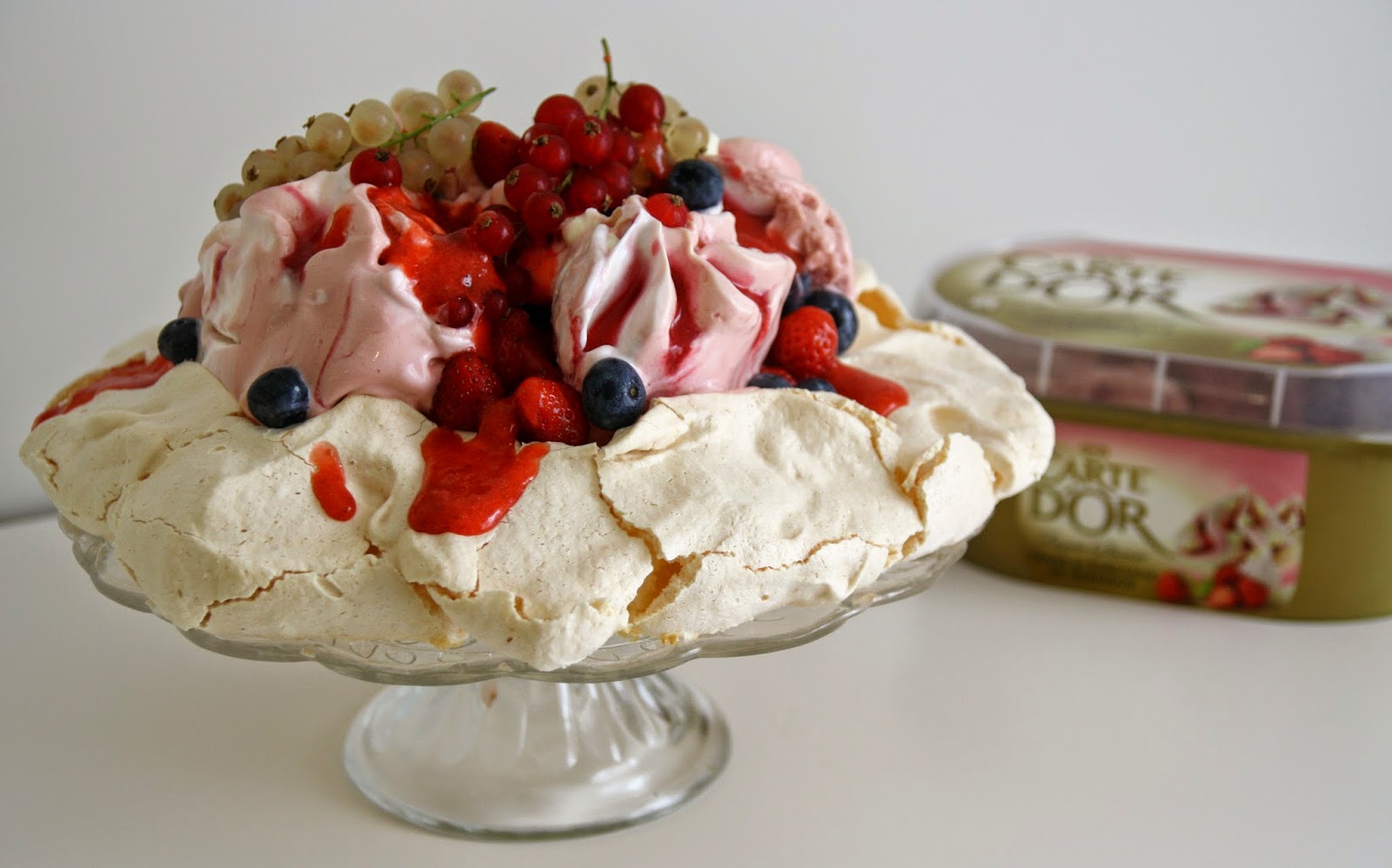 Parmesan et Paprika: Pavlova Glacée aux Fruits Rouges