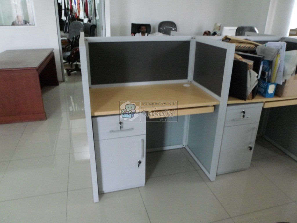 Meja Partisi Kantor Berhadapan - Meja Sekat 8 Orang | Cubicle ...