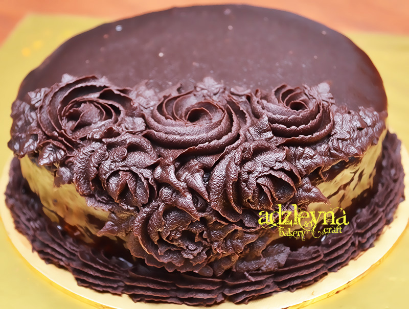 Adzleyna Bakery and Craft (ABC): Kek Coklat Moist: Hiasan Bunga Ros Coklat