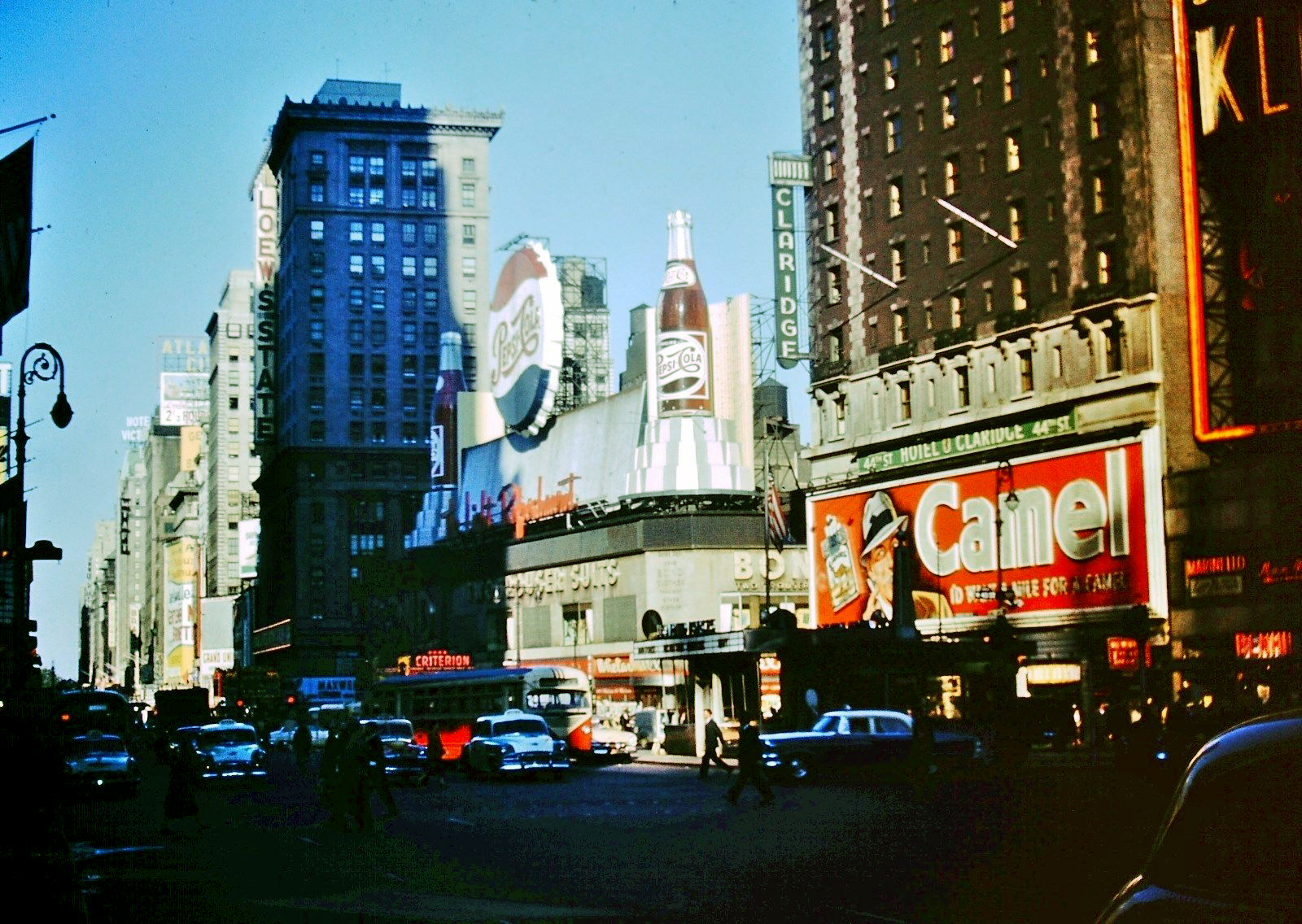 Times Square 1943, Smoking camel sign