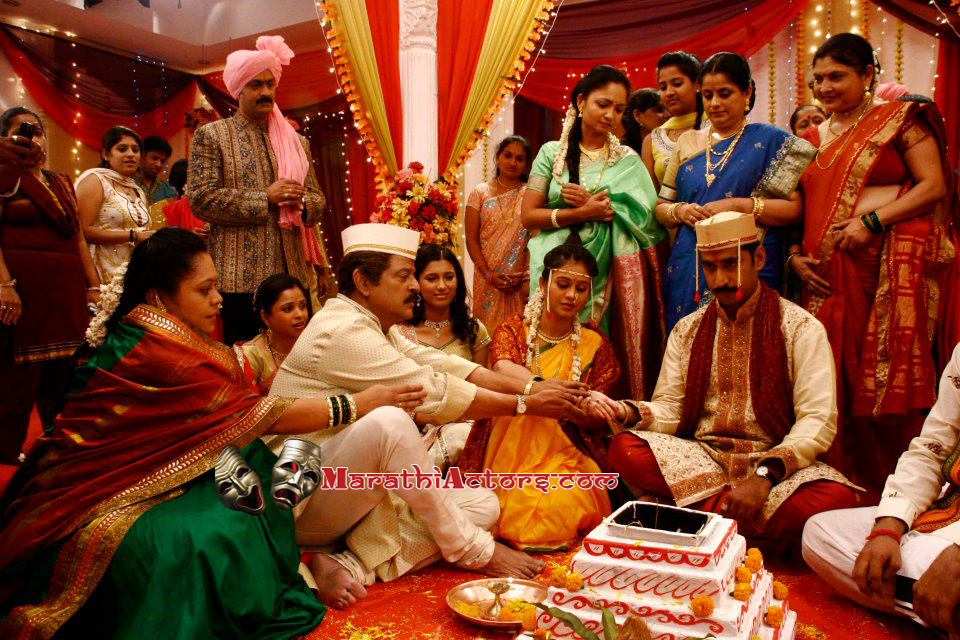 marathi actor and actress: Tu Tithe Mee actress mrunal dusanis photos