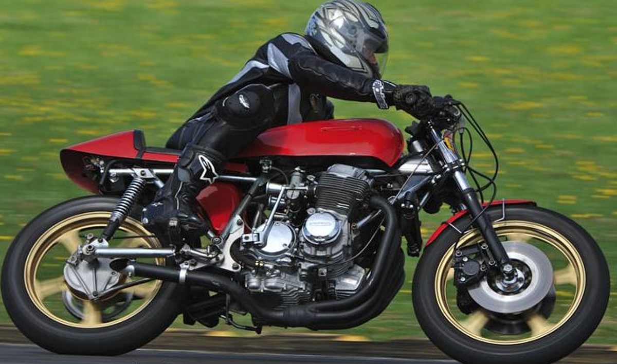 Cling on for dear life !!!: Re-worked Moto Martin CB750 Race Frame