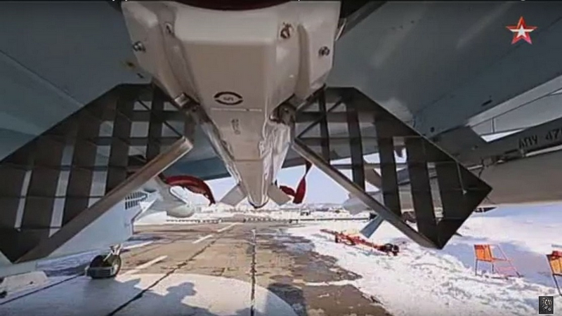 desarrollo defensa y tecnologia belica: Su-35 en el aeropuerto Dzemgi ...