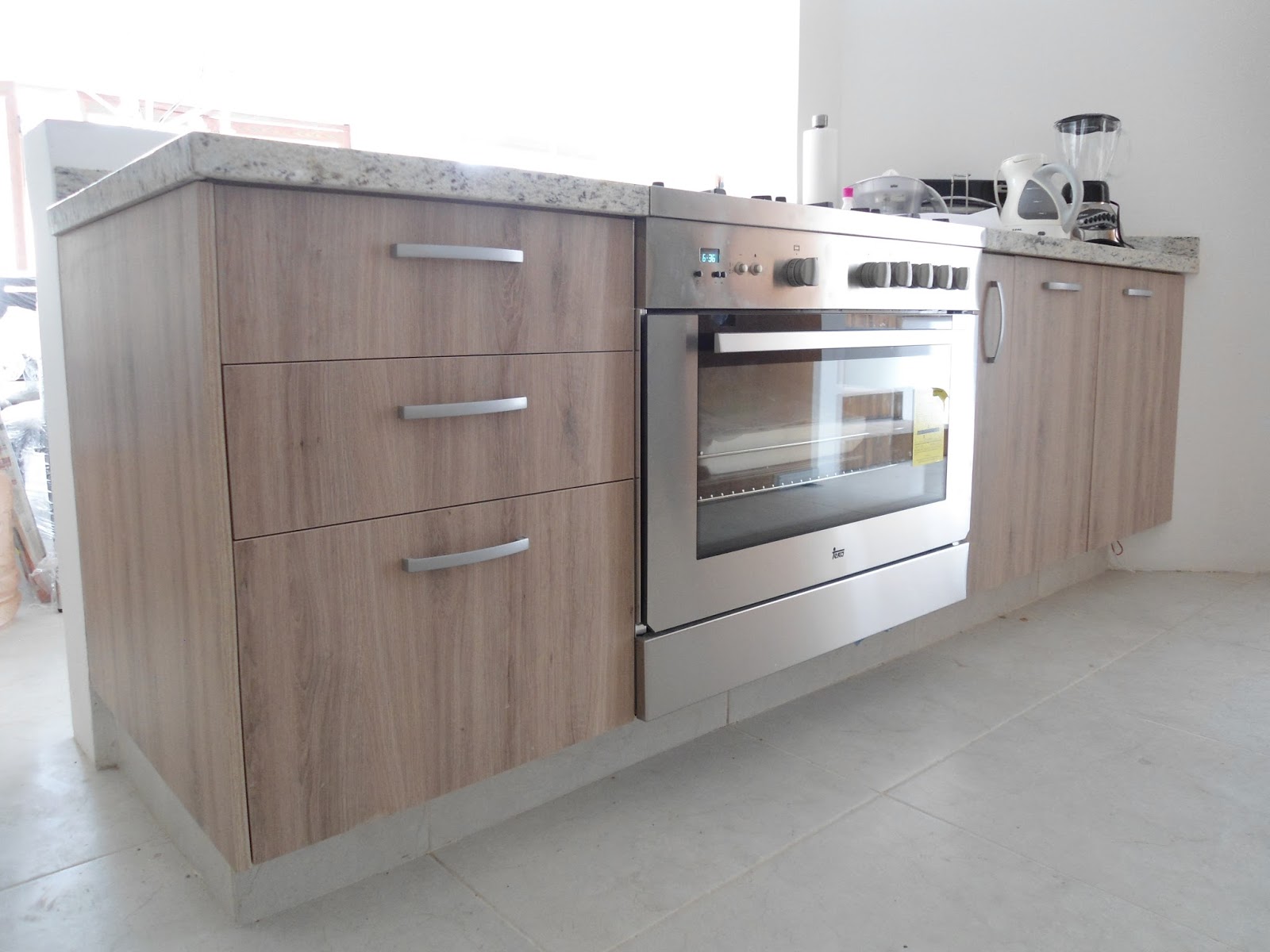 INSTALA acciones: MELAMINA ROBLE SANTANA TEXT (masisa) COCINA EN PEDREGAL