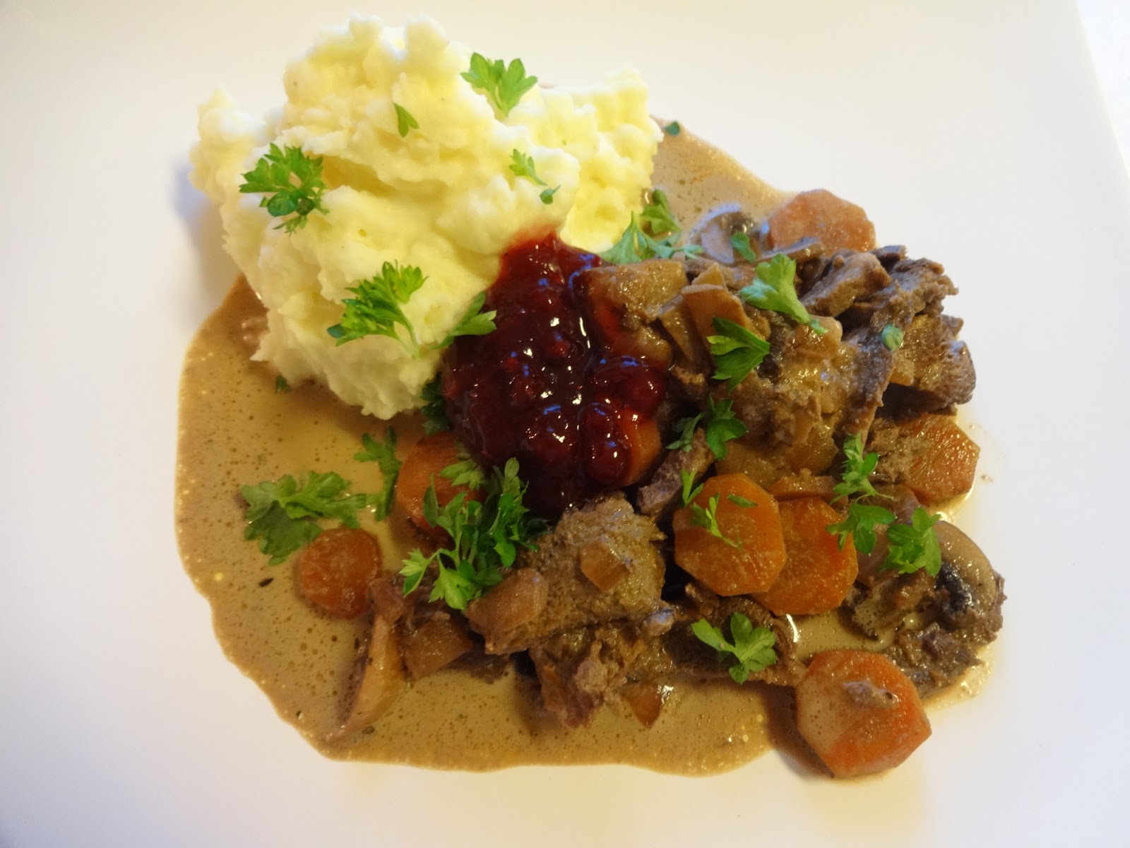 Edels Mat : Elggryte med sopp Naturen i en gryte