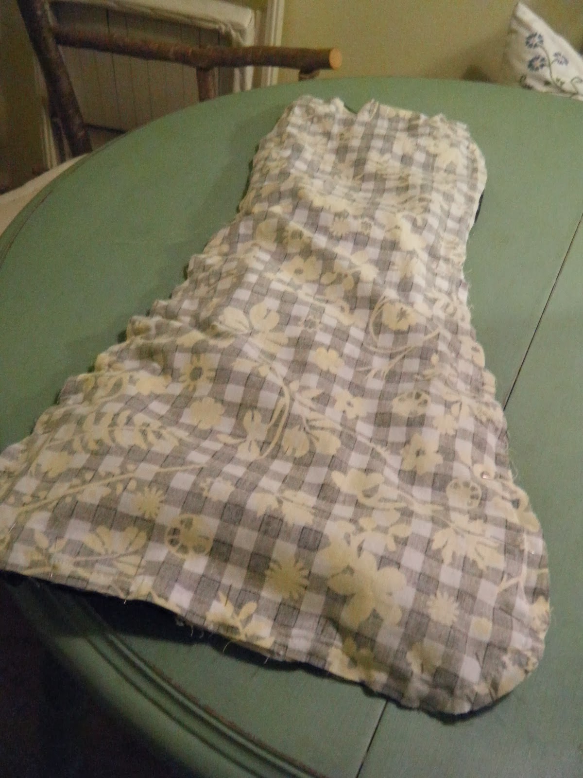 Home Sewn, Home Made, Home Grown: Frilly pinny...go retro!