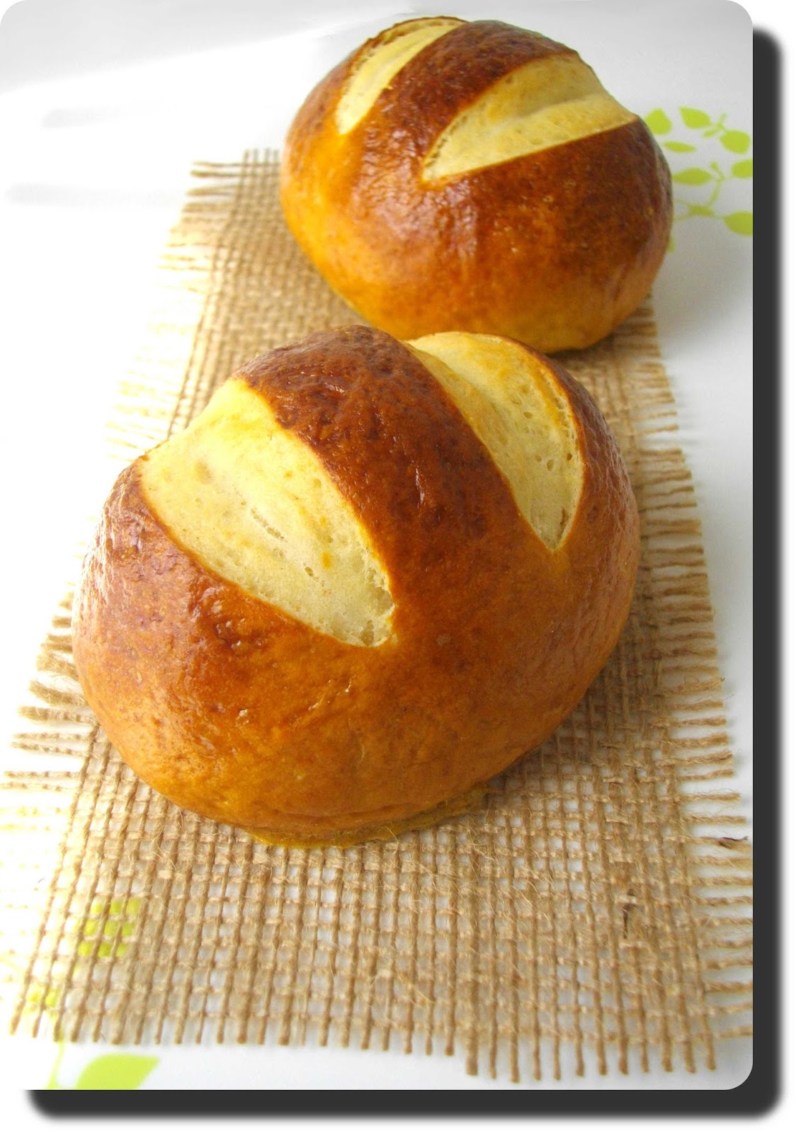Trois P'tites Miettes . . .: ''Silserli or Swiss Pretzel Rolls ...