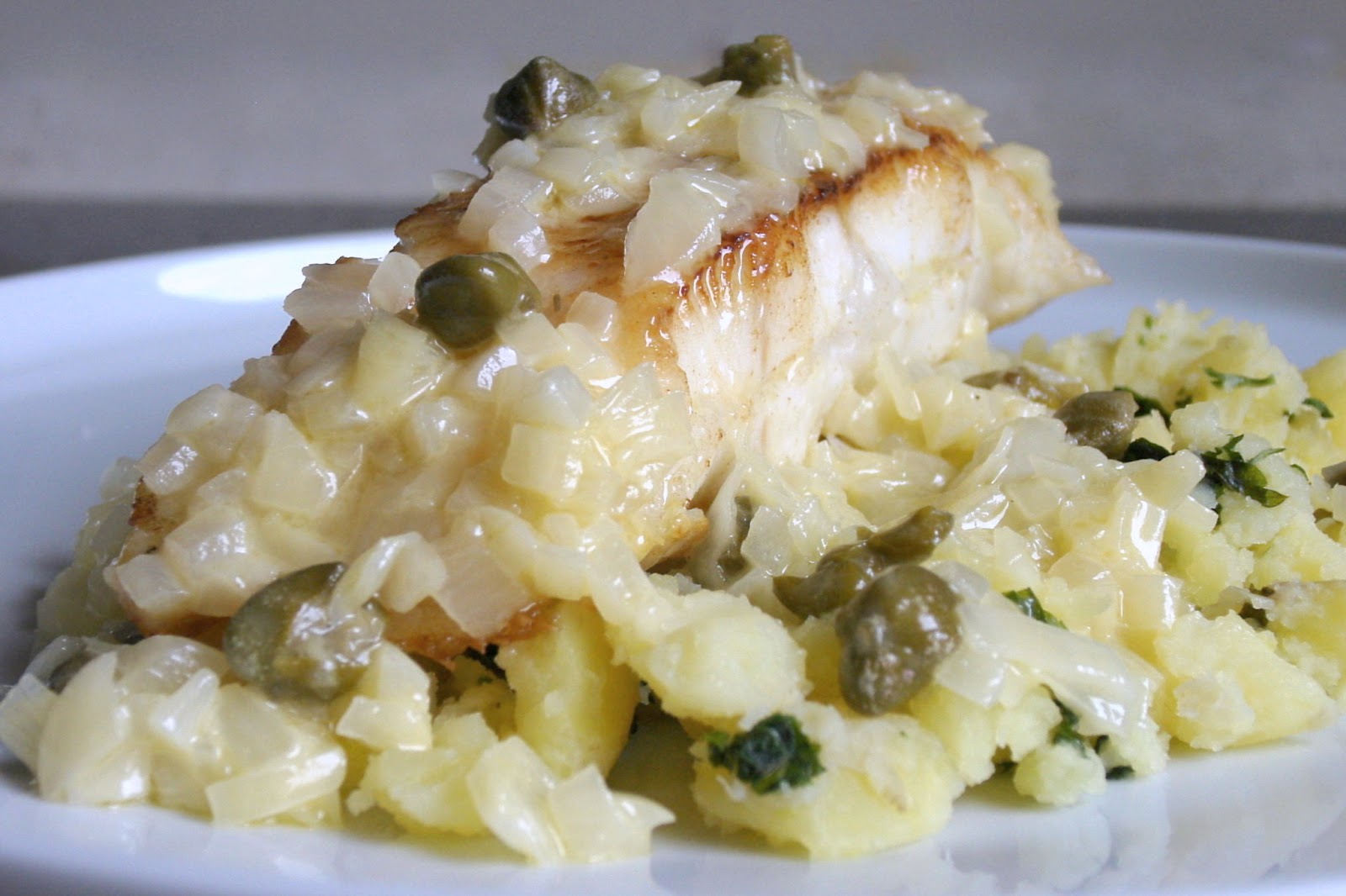 k o n y h a t ú r a: Laposhal kapribogyós vajmártással és tört burgonyával