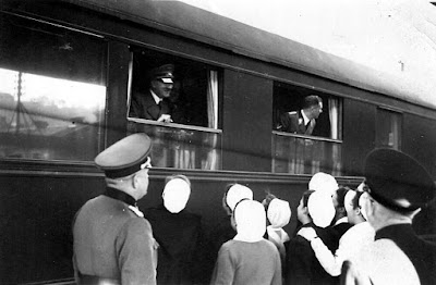 NAZI JERMAN: Foto Adolf Hitler dan Kereta Api Pribadinya (Führersonderzug)