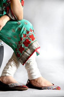 Beauty Tips, Clothes, Designs, Girls Makeup: Pakistani Multani Khussa Women