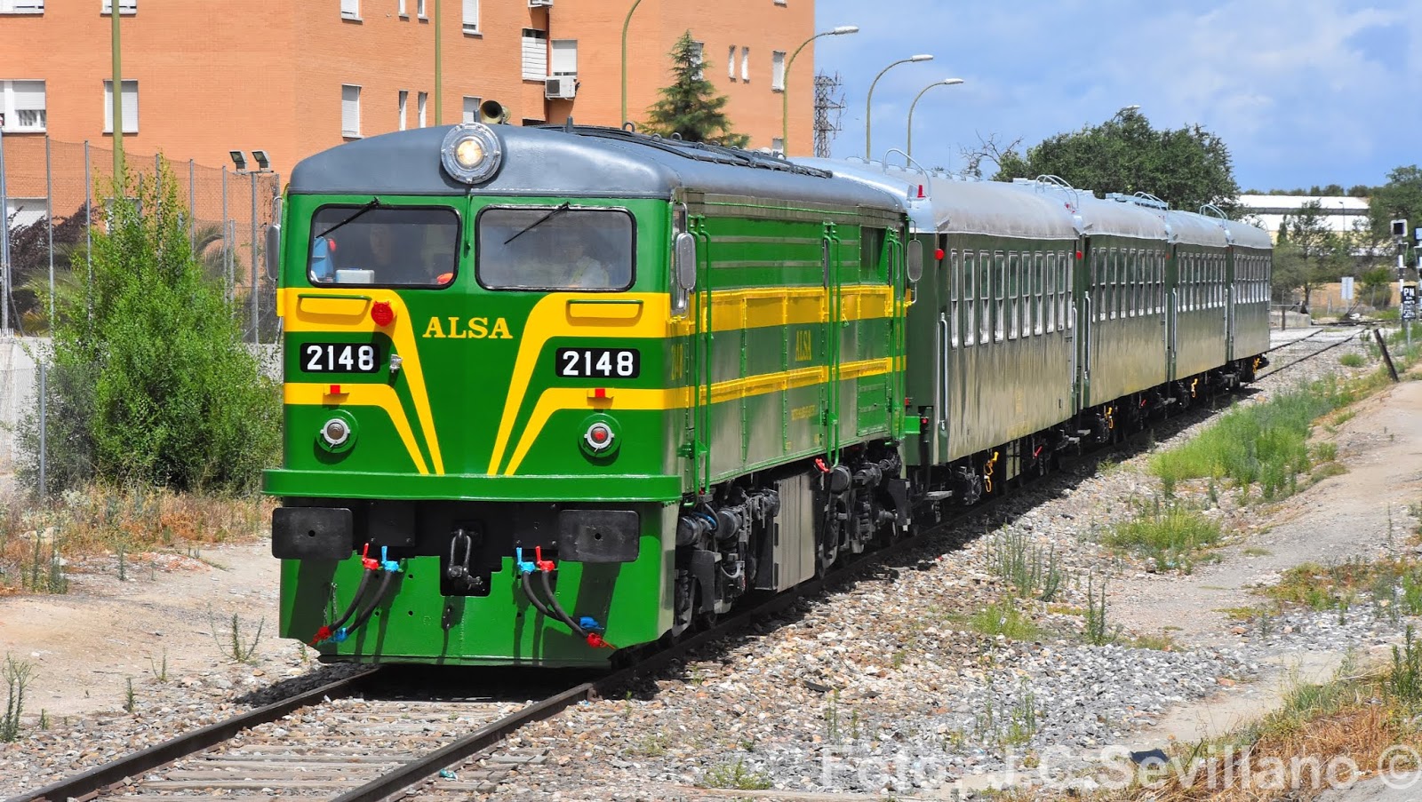 Rails sense fronteres: Locomotores dièsel-elèctriques, sèrie 321, de Renfe.