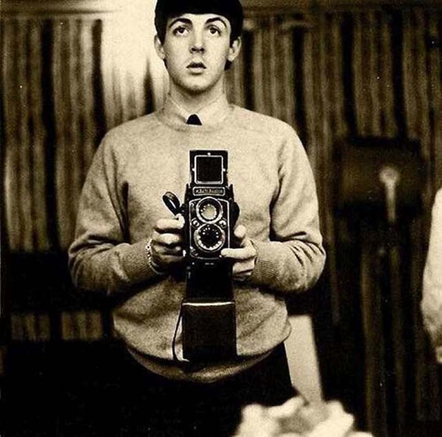 30 Amazing Vintage Photos of Celebrities Posing With Their Cameras ...