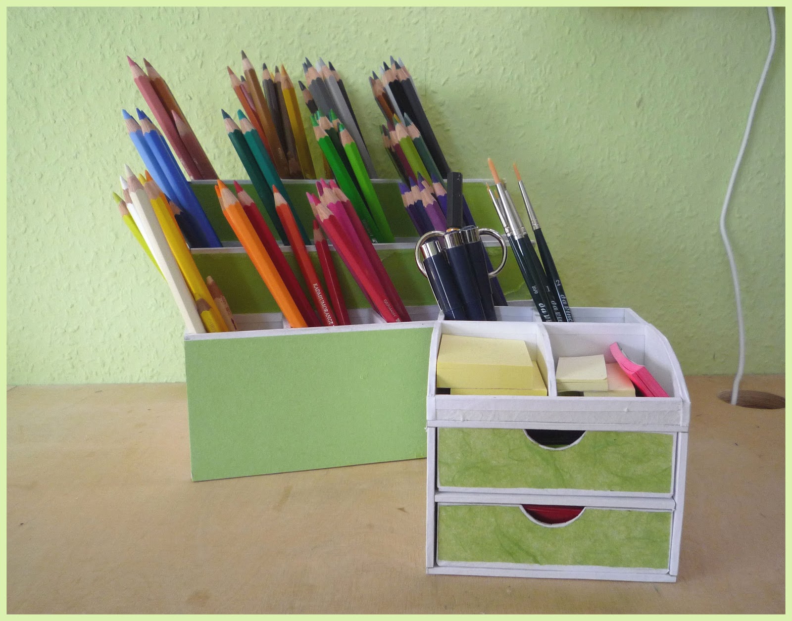 Mutterhenne: Stiftebox aus Graupappe