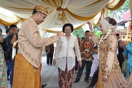 Janur Kuning Wedding Planner: Pernikahan Adat Jawa Tengah