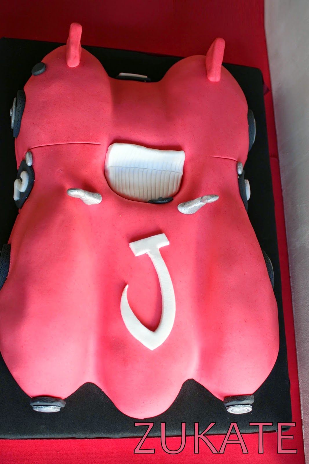 TORTA DE AUTO ROJO PARA JUANI | ZUKATE