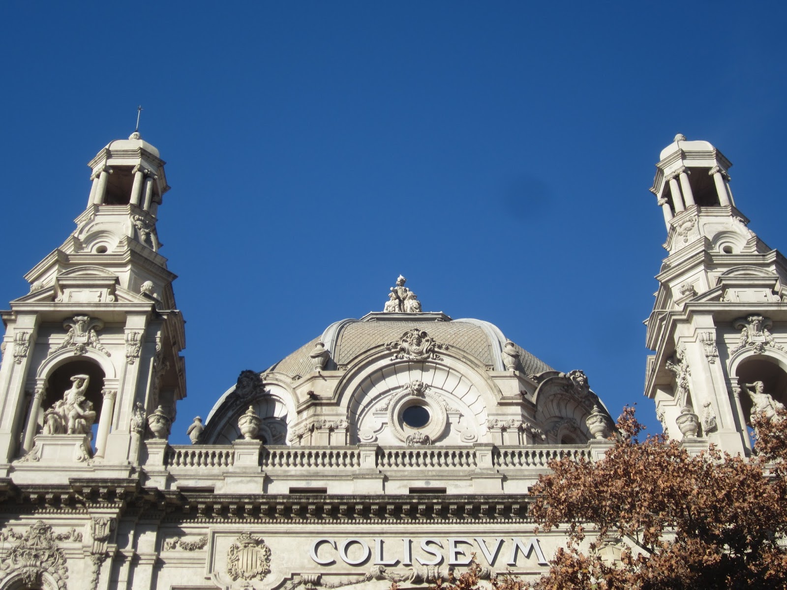 Redescubriendo Barcelona y más allá: 30/12/2015 El Coliseum I: Exterior
