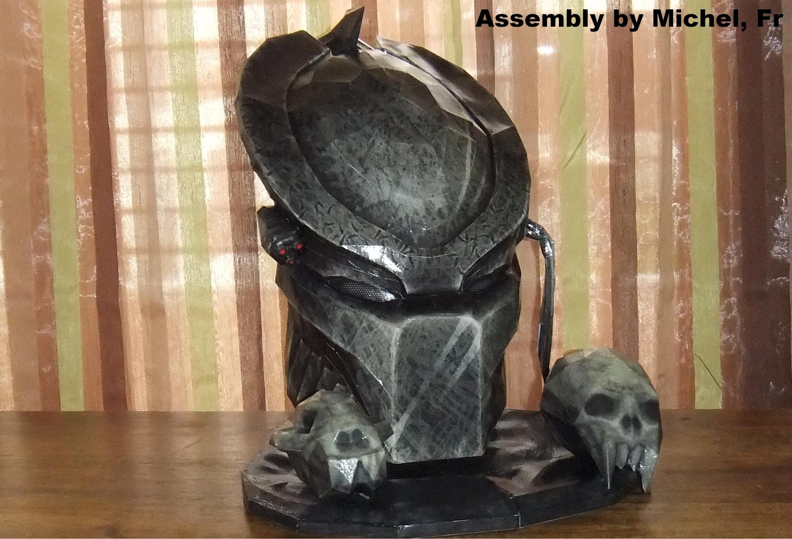 Noturno Sukhoi: Predator Bio Mask_papercraft por Michel