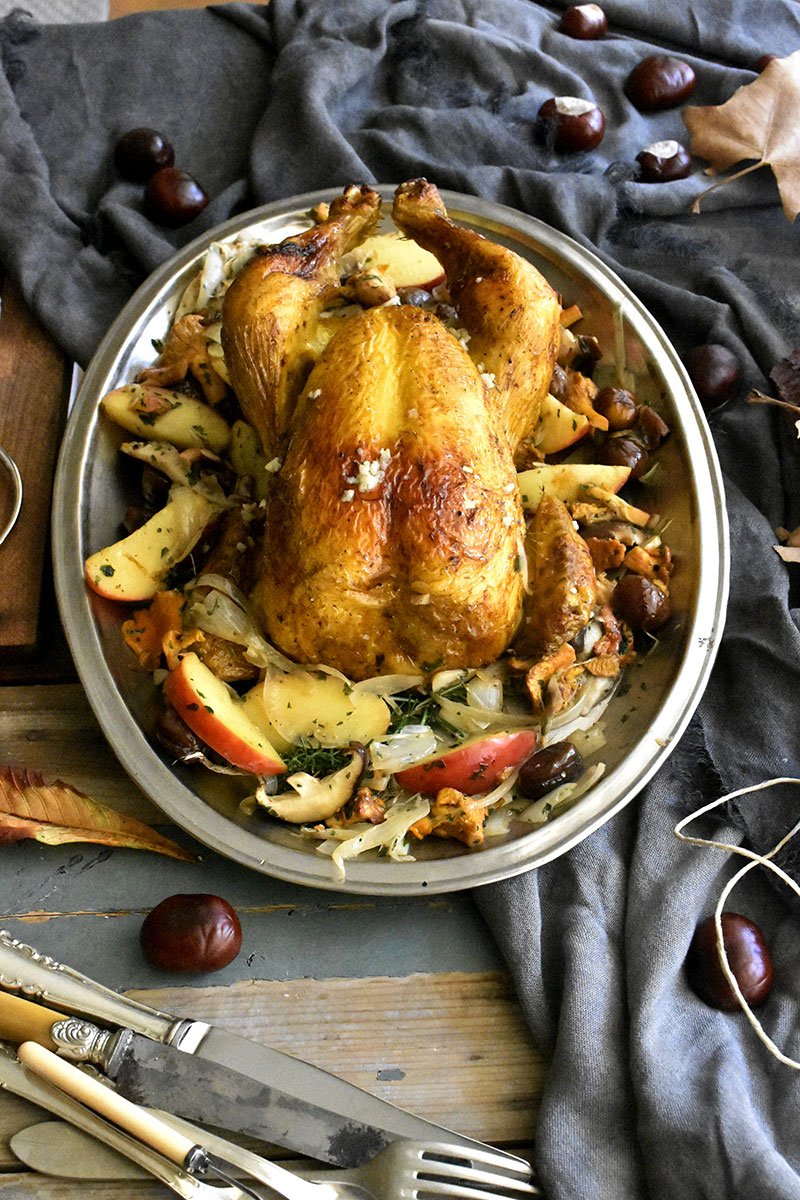 Pollo asado al horno con guarnición de setas y manzana — Chez Silvia