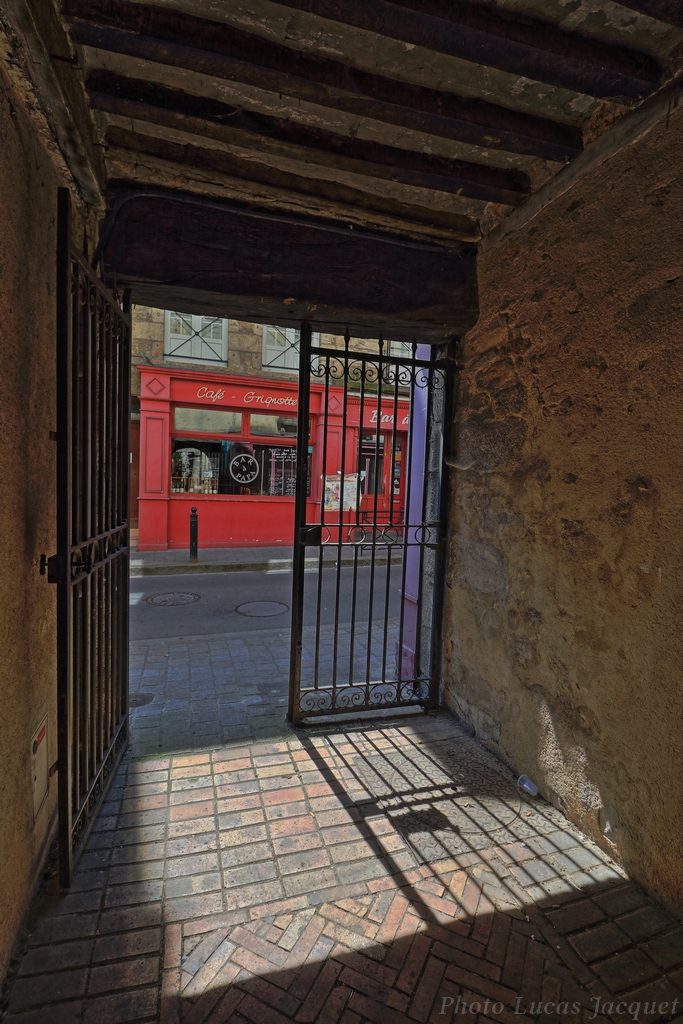 Les clichés de Tonton Poil: Sous le porche de la Cour Jacques-René ...