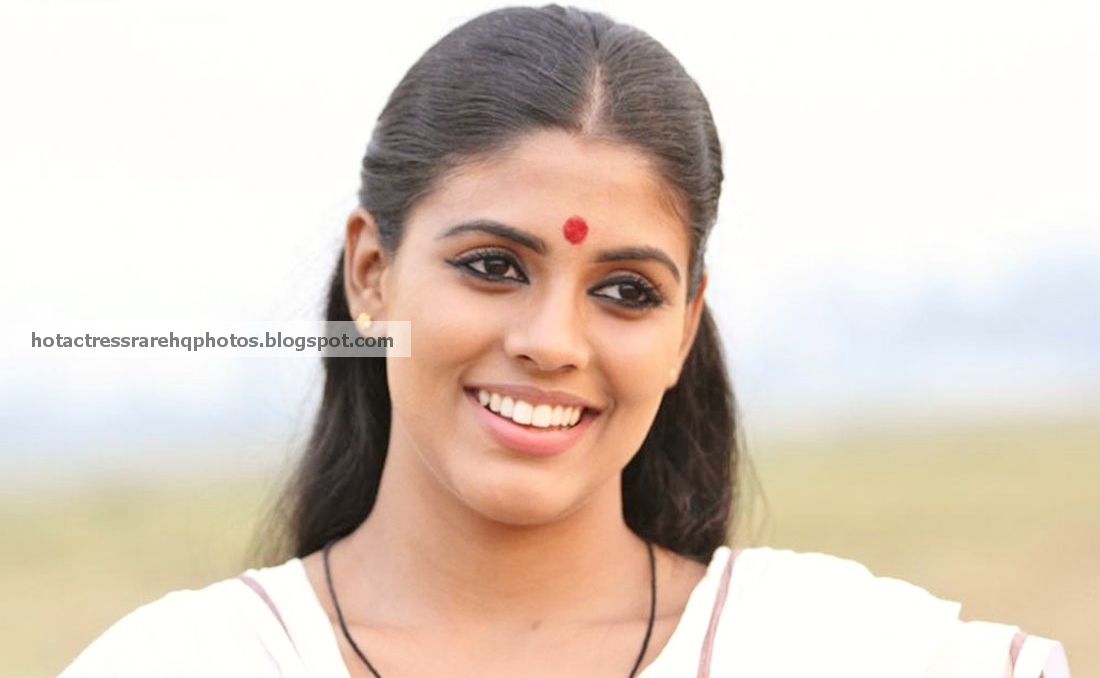 Hot Indian Actress Rare HQ Photos: Tamil Actress Iniya Deep Navel Show ...