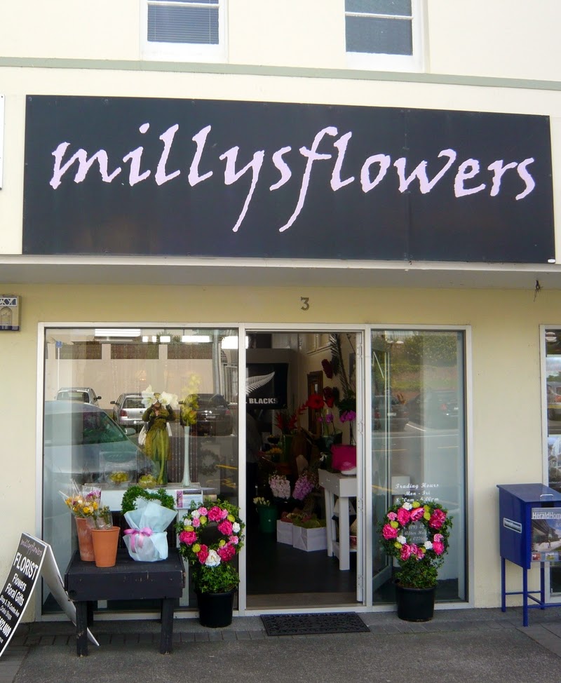 Lee Caroline - A World of Inspiration: My Art and Milly's Flowers''