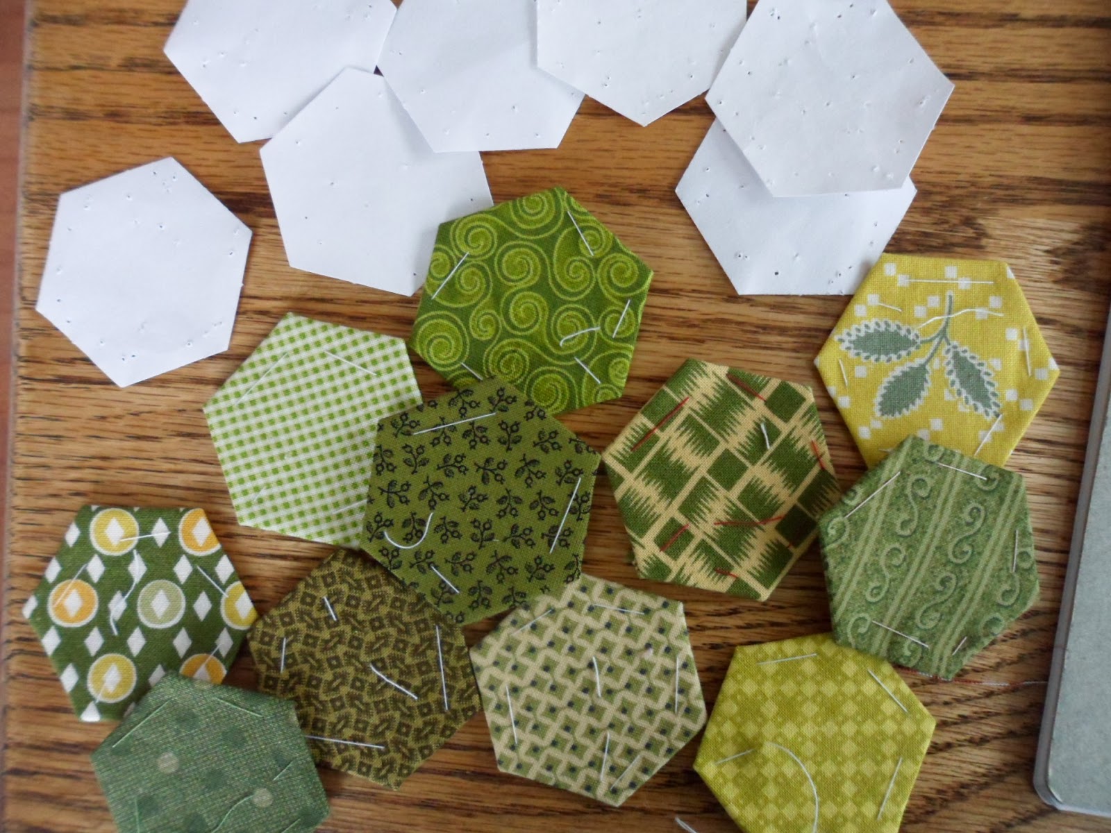 Northern Deb Quilts: TUTORIAL: How to make Hexagons using the English Paper Piecing Method... EPP