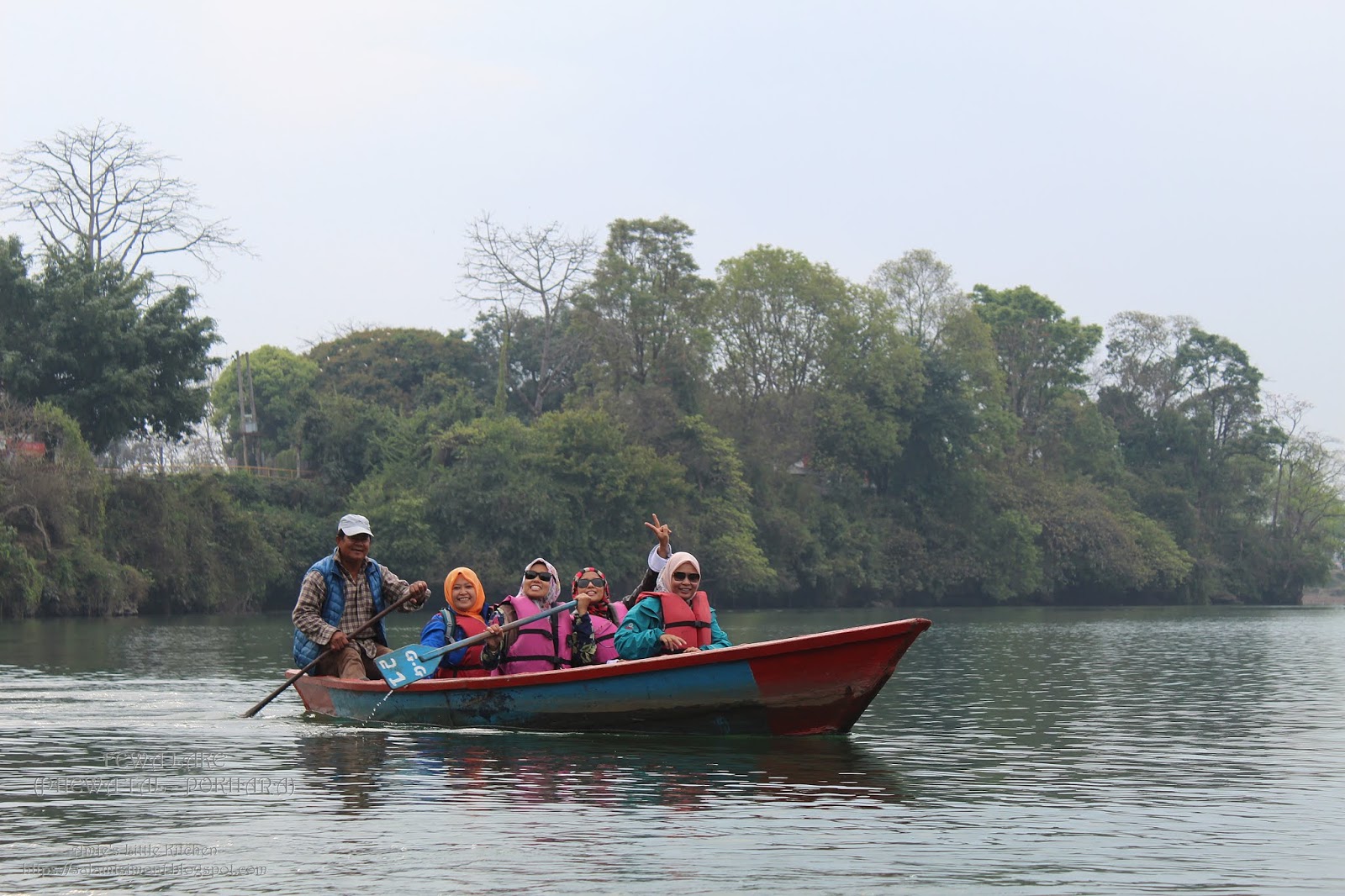Bersampan di Phewa Tal (Fewa Lake) Pokhara - Amie's Little Kitchen