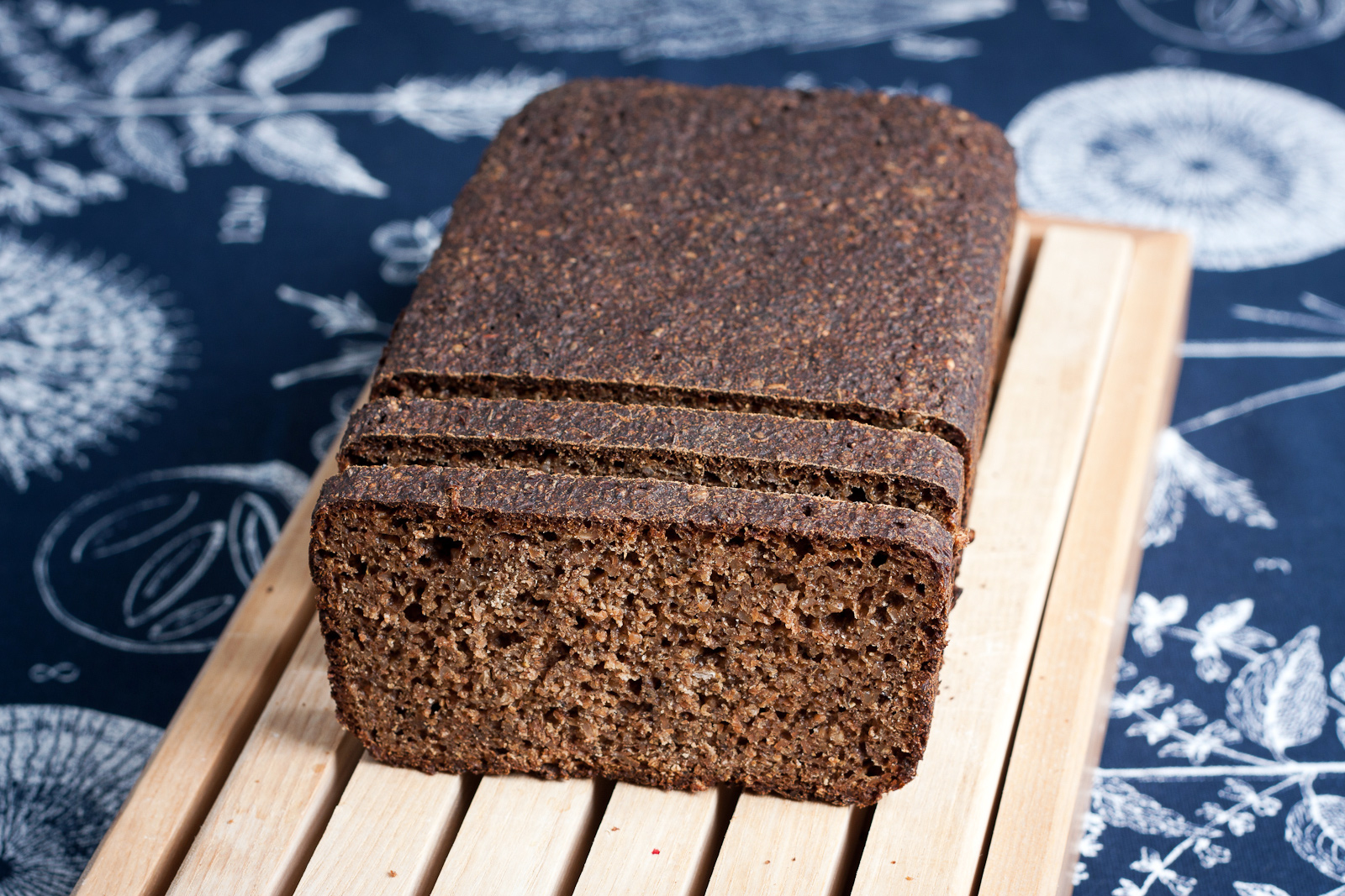 Apie Viską: Juoda ruginė duona su raugu