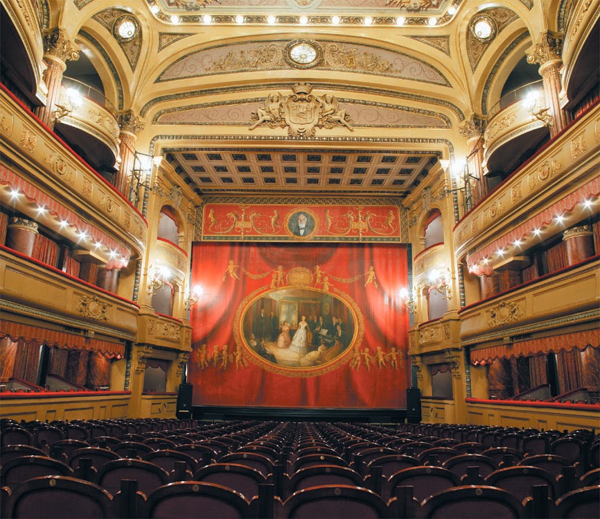 Entre llamas: El teatro