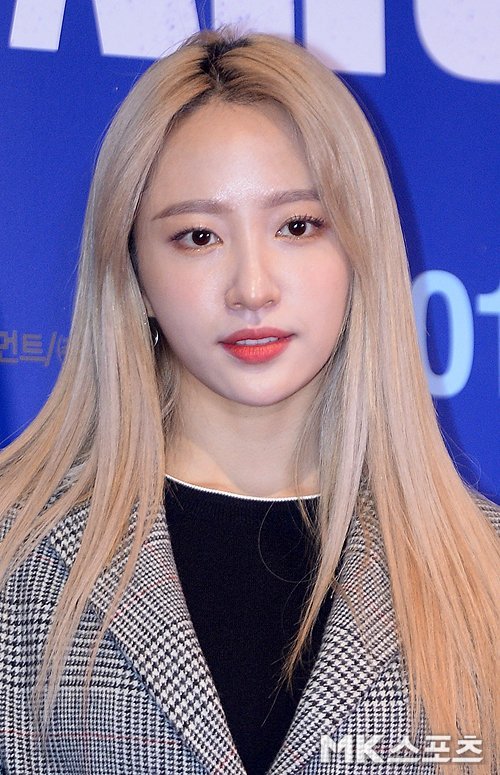 Hani shines in a simple make up look to balance her bleach blonde hair