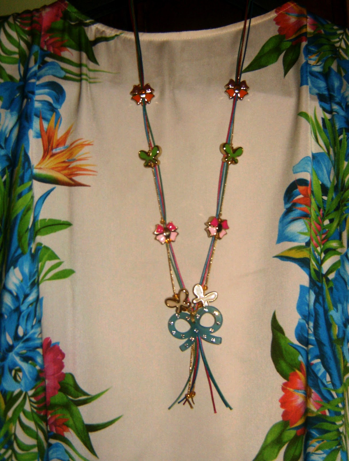 lila365idees: ΚΟΛΙΕ ΣΕ ΛΑΜΠΕΡΑ ΧΡΩΜΑΤΑ (NECKLACE WITH BRIGHT COLORS)