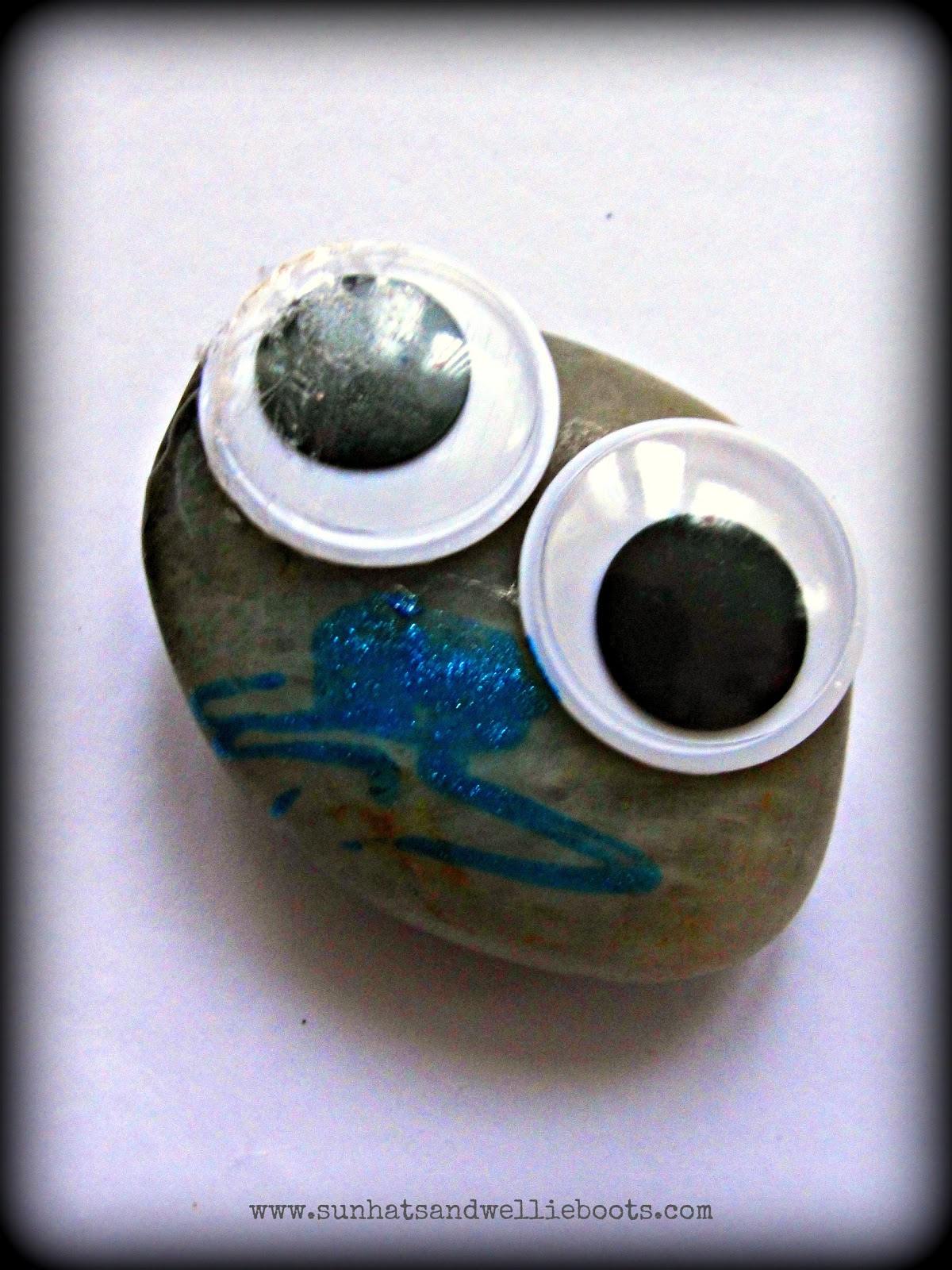 Sun Hats & Wellie Boots: Make your own Pebble Pets - nature craft