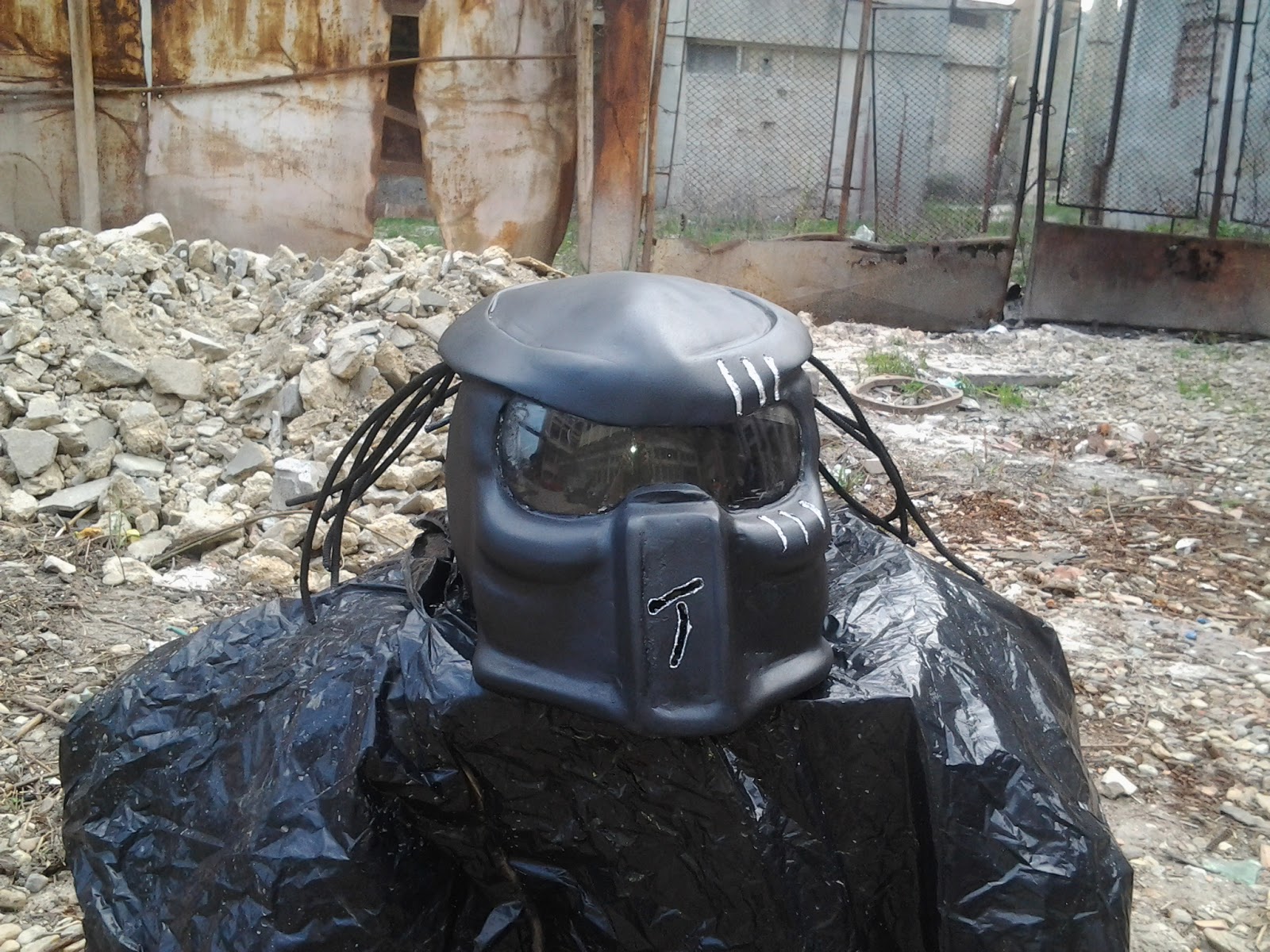 B CUSTOMS : casca PREDATOR e gata