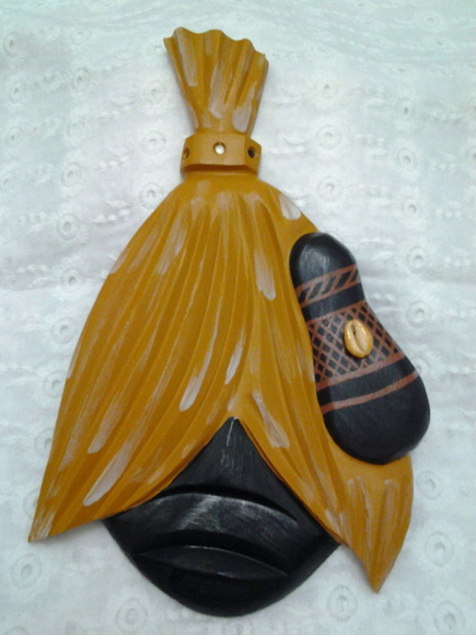 Mãos: MÁSCARAS DE ORIXÁS E FERRAMENTA EM MADEIRA