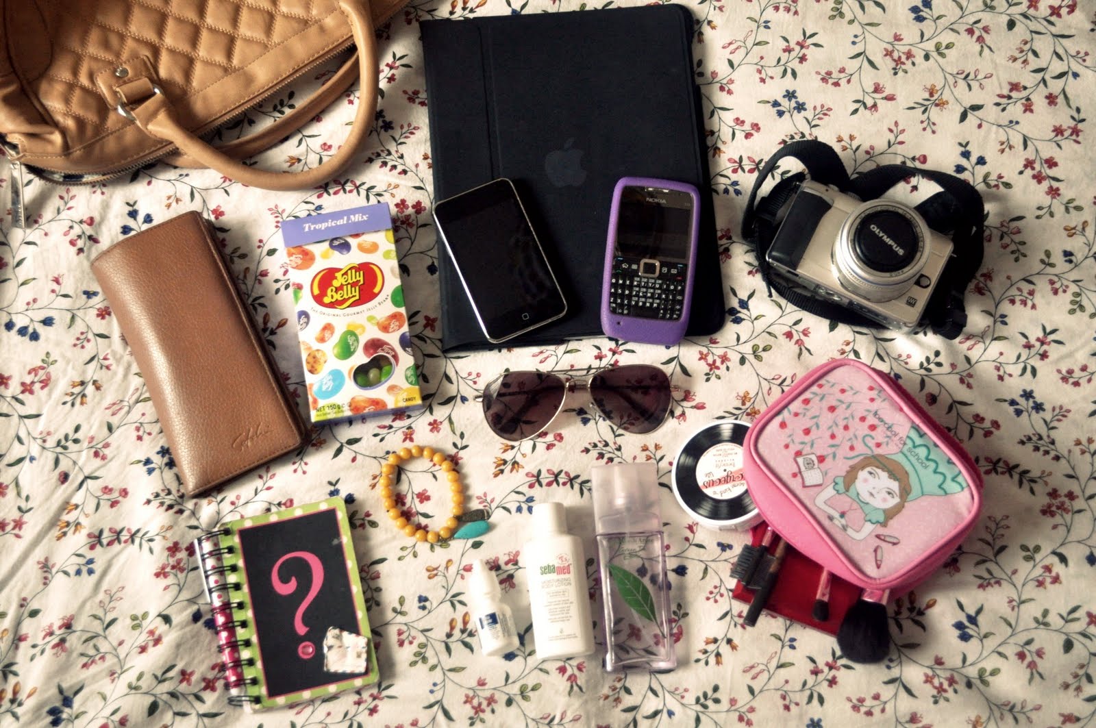 eziranazri: What's inside my bag?